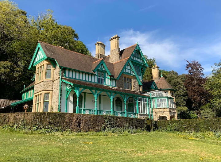 A Most Unusual Manor House - Chepstow