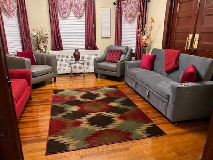 Spacious Apartment Close To Everything - Ludlow, MA