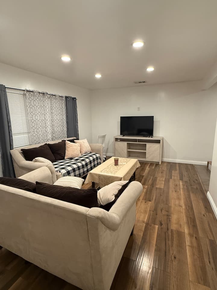 2 Bedroom 1 Bath Home- Great 4 Nfl, World Cup, Nba - Norwalk, CA