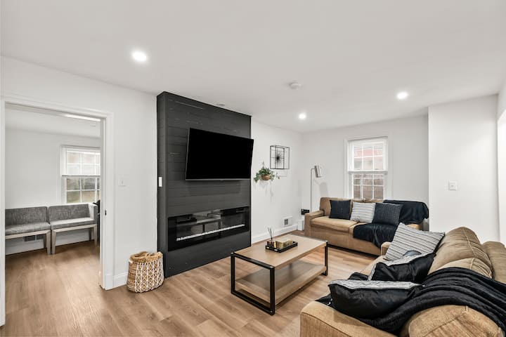 1 Min To Dc 8 Beds Sleeps 16 W/ Yard And Parking - Silver Spring, MD