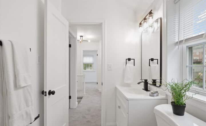 1 Min To Dc 8 Beds Sleeps 16 W/ Yard And Parking - Silver Spring, MD