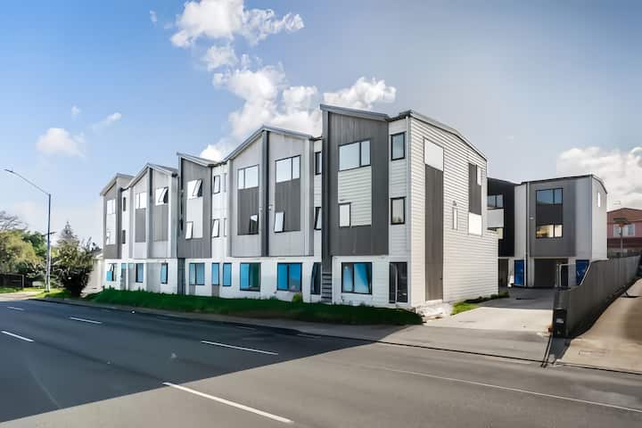 Comfort & Convenience – Steps Away - Auckland