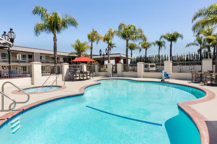 2 Queens | Days Inn Anaheim | Near Disneyland® - Anaheim, CA