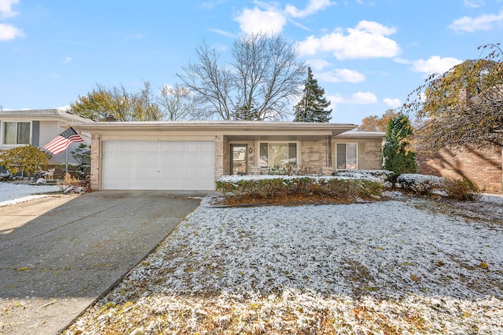 Charming 3br Home W/ Yard And Fireplace In Troy - Sterling Heights, MI