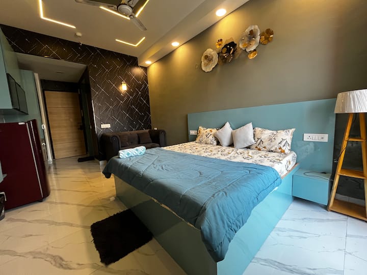 Cosmo Stays | 12-hour Studio Near Gaur City - Noida