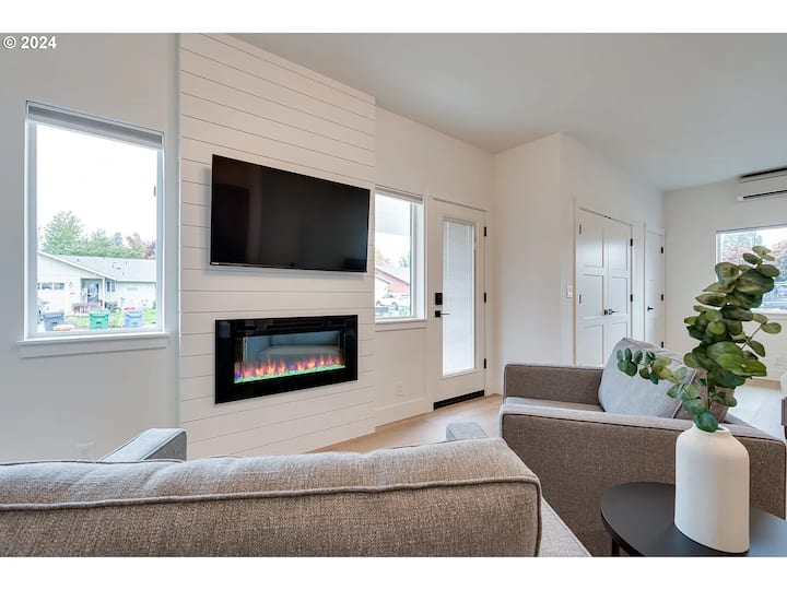 Modern King Retreat • Fireplace • Near Autzen - Eugene, OR