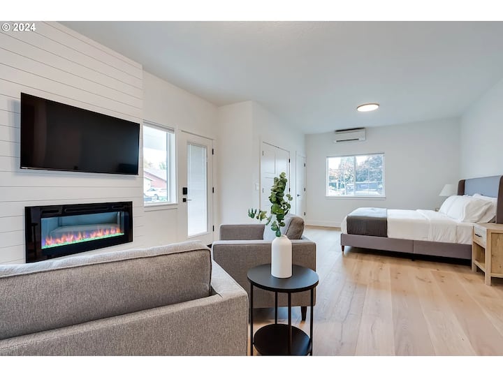 Modern, Stylish, Near Autzen Stadium - Springfield, OR
