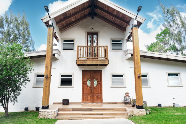 Luxury Mountain Retreat W/hot Tub And River Access - Cidra