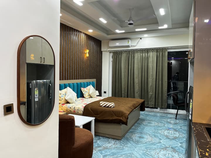 Cosmo Stays | 12-hour Day Stay Near Gaur City - Noida