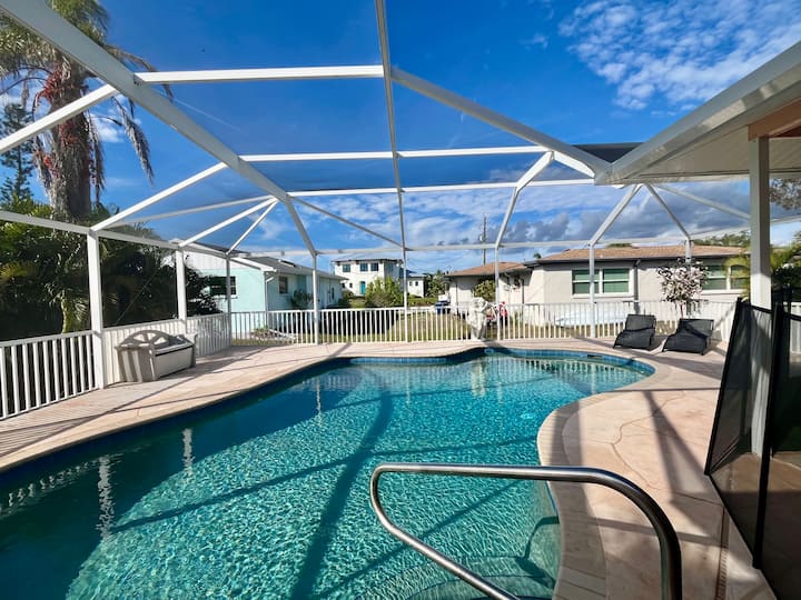 Family Fun Oasis: Heated Pool And Walk To #1 Beach - Siesta Key, FL