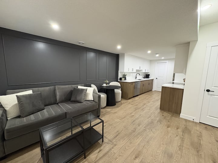 Brand-new Modern Suite - King Bed + Queen Pullout - カルガリー