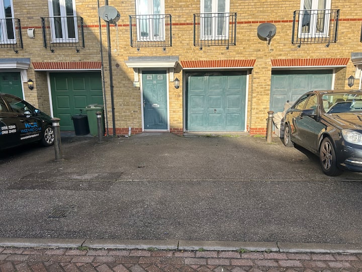 Chartsworth ! Large 4 Bedroom Modern Town House - Brentwood