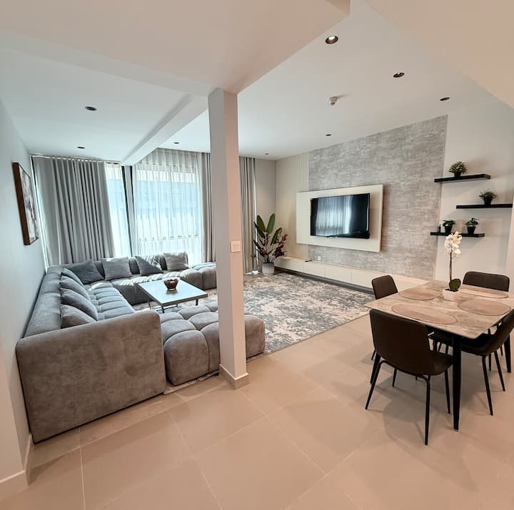 Direct Mall Access. Beachfront • Spacious Apt. - Bahreïn