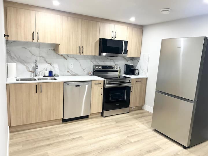 Modern 2-bdrm Basement Suite Near Wem - Edmonton, Canada