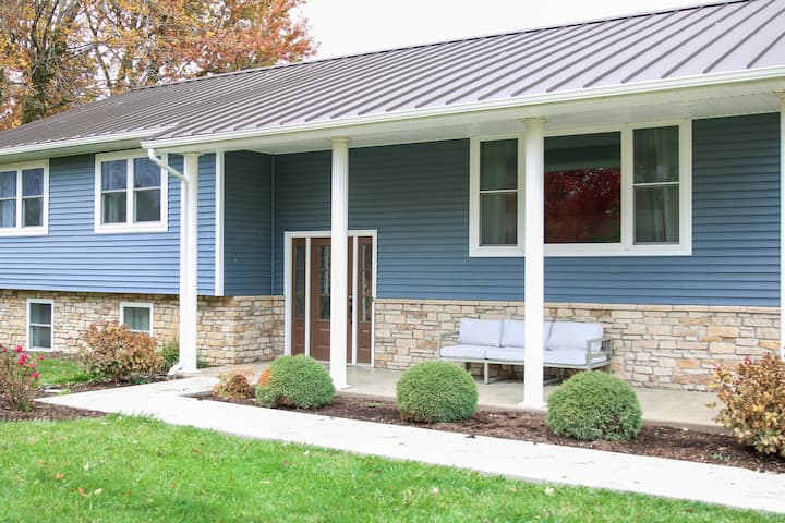 Cozy Modern County Home With Theater And Game Room - Greenwich, OH