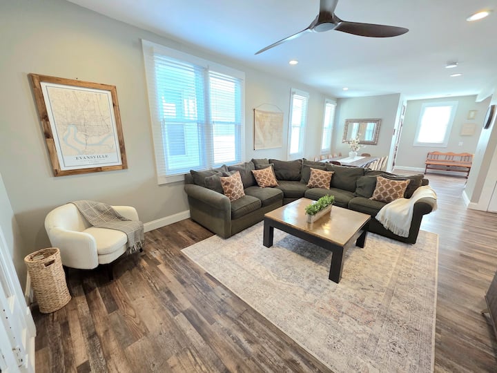 Large 5br + Game Room + Firepit, Prime Location - Evansville, IN