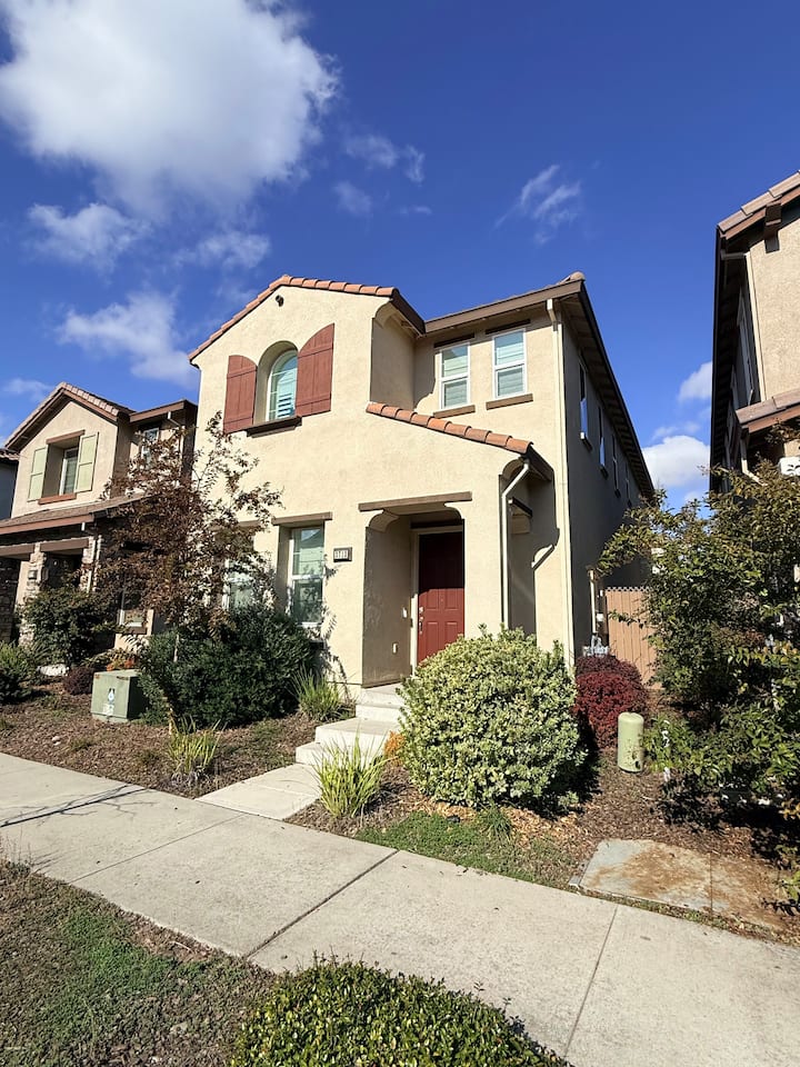 Modern Family Home Near Airport + Fire Pit - Sacramento, CA