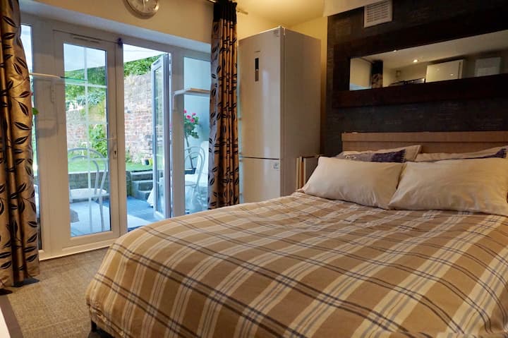 Flat Share Zen Garden Retreat For One, Bow Church. - Londres