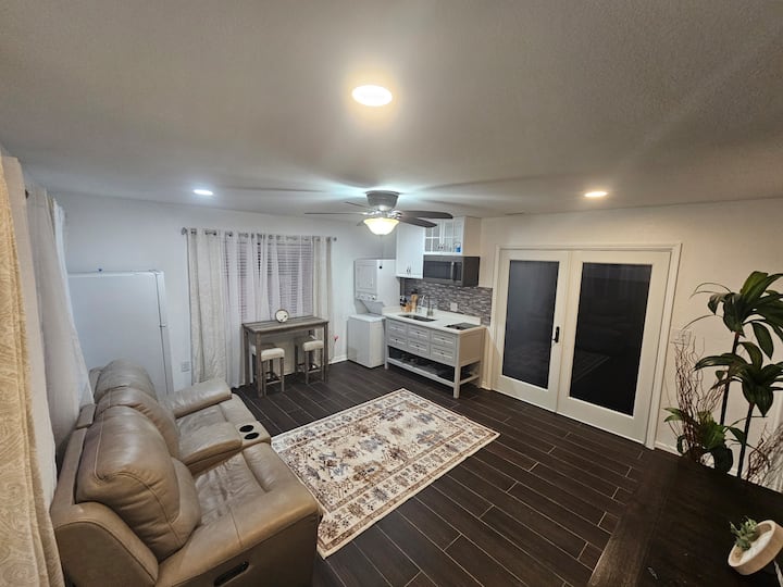 Private 1-bedroom Unit – Shared Yard & Parking - 北港