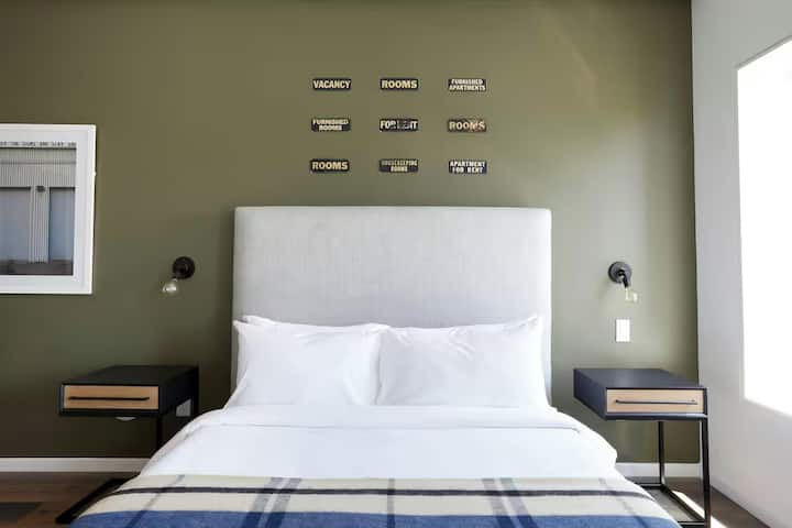 Sosuite | Queen Suite W Seating Area - Philadelphia, PA