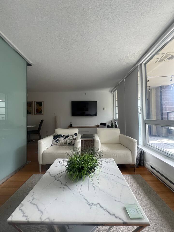 Modern Chinatown Condo Welcomes Families/couples. - Vancouver