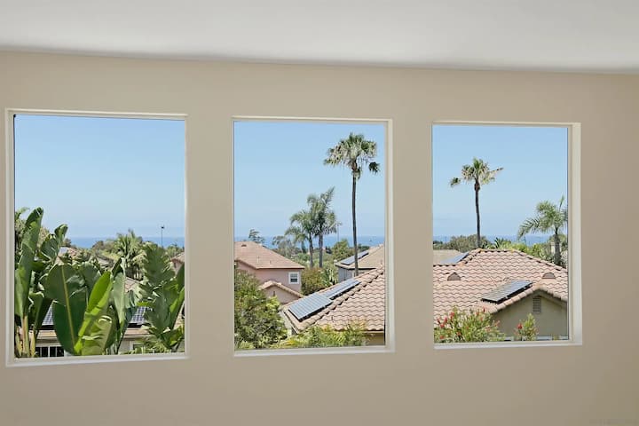 Spacious House With Ocean View - Carlsbad, CA
