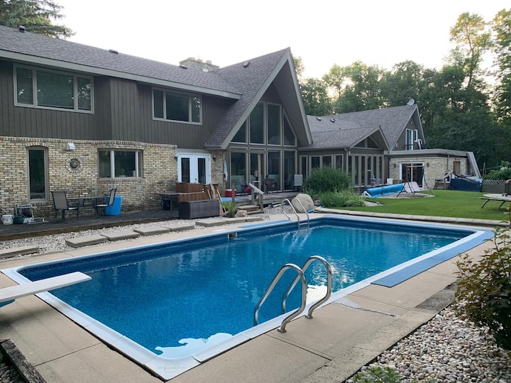 Luxury 6br Farmhouse Retreat W/ Pool & Bonfire - Manitoba