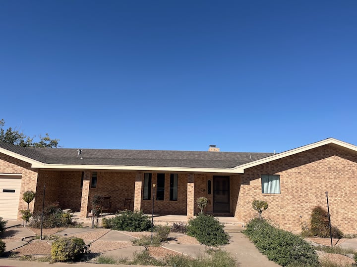 Desert Oasis: Spacious With 3 Bathrooms! - Big Spring State Park, Big Spring