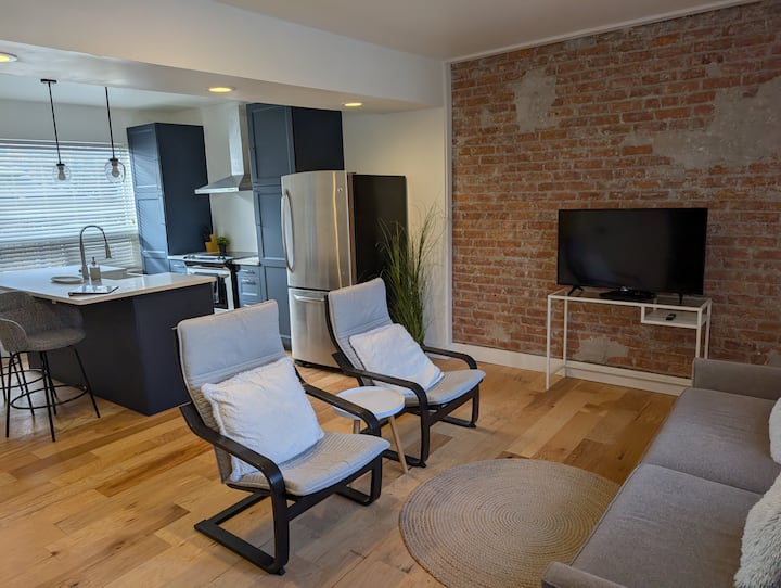 Historic Elegance Meets Modern Comfort|stylish 2br - Windsor