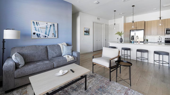 Landing | Beautiful 2bd, Pool, Gym - Plano