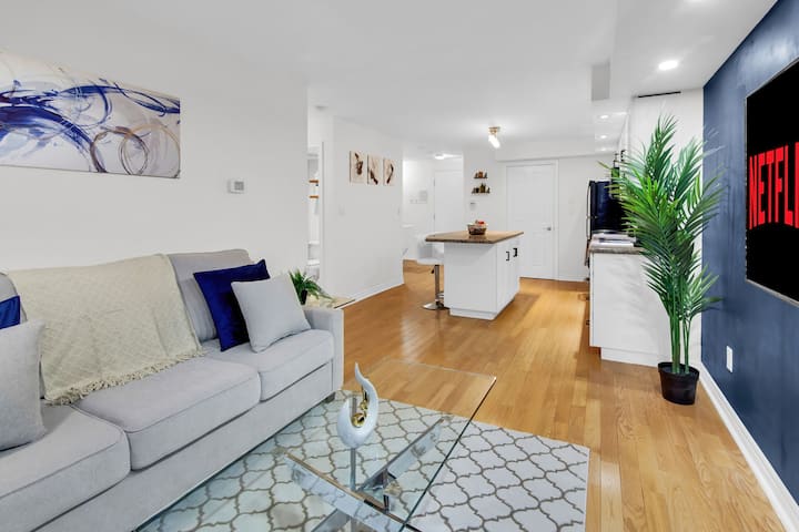 Downtown Condo Near Cn Tower| Parking Included Vip - Toronto