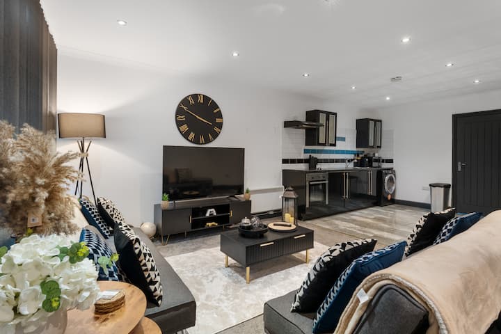 1br Apt Opposite Train Station & City Centre - Huddersfield