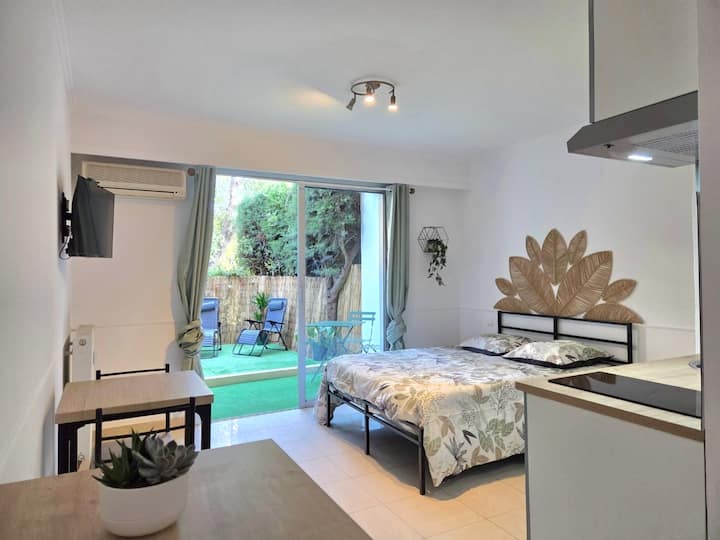 L'oasis, Jardin Privé Piscine Plage à 5min De Nice - Nice