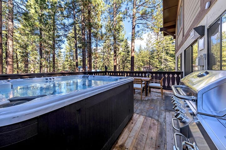 Modern Mountain Chalet – Near Ski & Lake, Hot Tub - South Lake Tahoe, CA