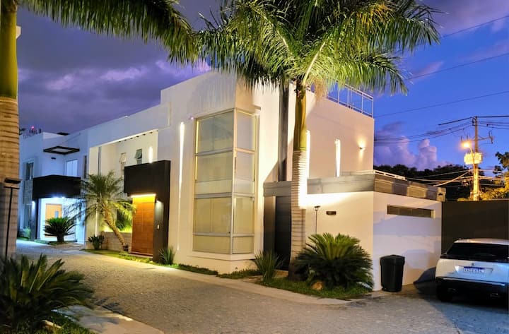 Casa De Lujo En Condominio, Sobre Avenida - Paraguay