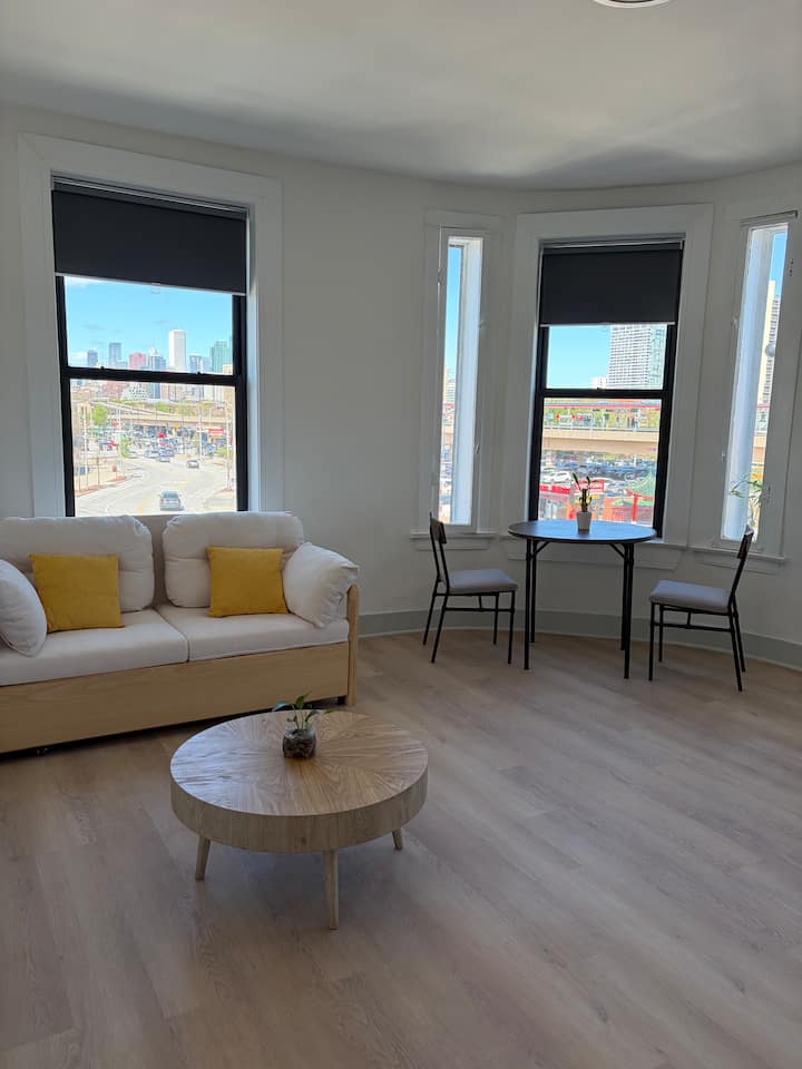Skyline Views · Chinatown Gate · New 1br Apartment - Near South Side - Chicago