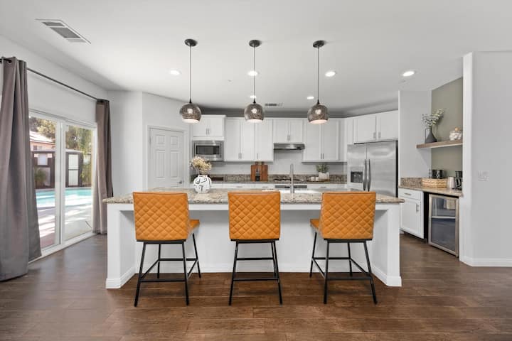 Beautiful 3bd/2bth With Entertainment Yard - Bakersfield, CA