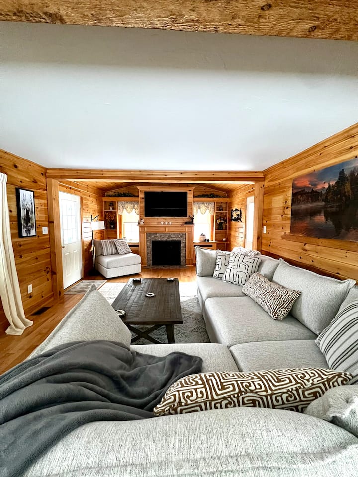 The Hawk's Nest Lodge
Direct Snow/atv Trail Access - Pittsburg, NH