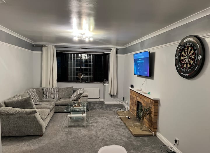 5 Bed | Sleeps 10 | Smart Tvs In All Rooms | Darts - Kettering