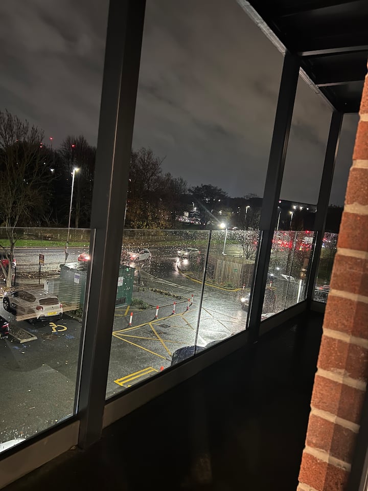 Modern Balcony Apartment 
2 Bedrooms 
2 Bathrooms - Leeds