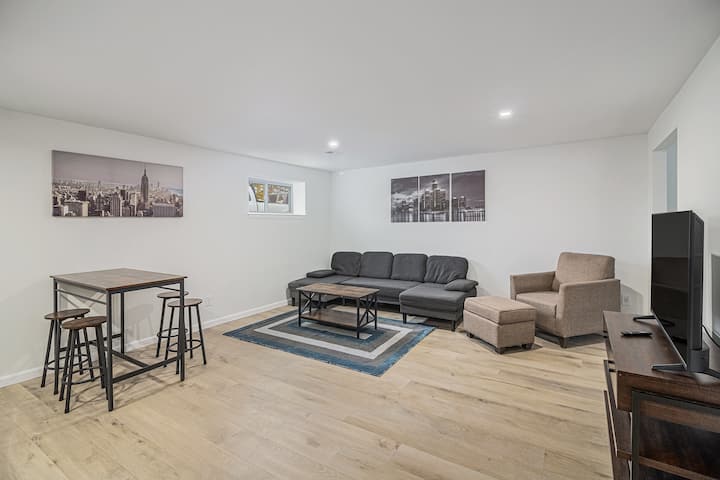 Stylish New Apartment With Easy Access - Pontiac, MI