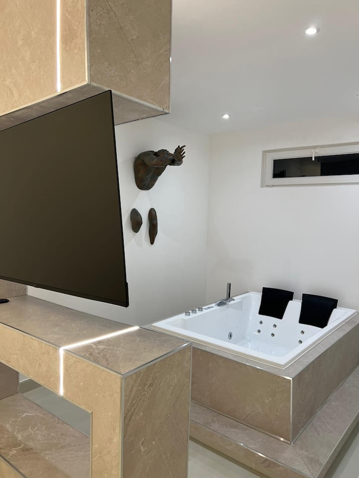 Suite Picasso & Jacuzzi Privé - Sarcelles