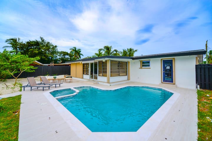Canalfront Fort Lauderdale Villa W/ Pool & Dock - Fort Lauderdale, FL
