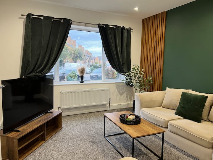 Oakwood Suite | Sleeps 5 | Parking | Smart Tvs - Enfield, UK