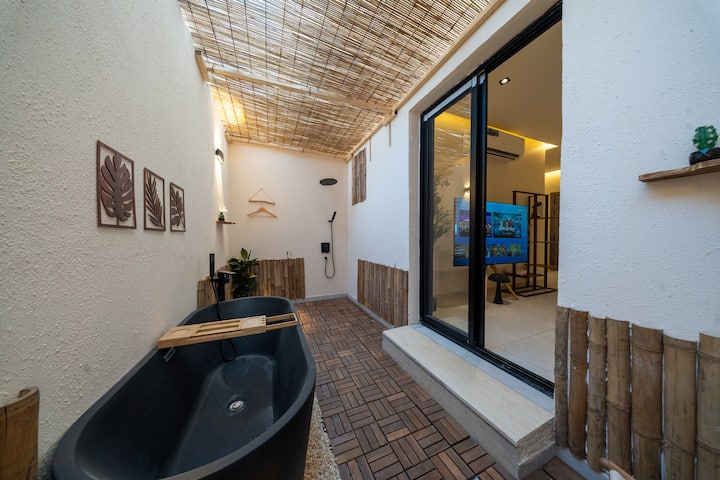 N14 | Modern Studio With Outdoor Tub & Lounge - Saudi Arabia