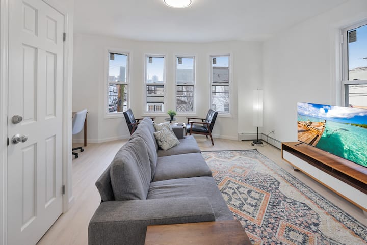 Harrison Duplex: In Unit Laundry, 15 Min To Ewr - Harrison, NJ