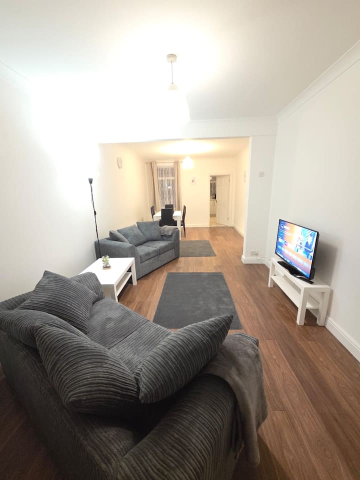 Modern 4 Bedroom House In Belvedere - Dartford