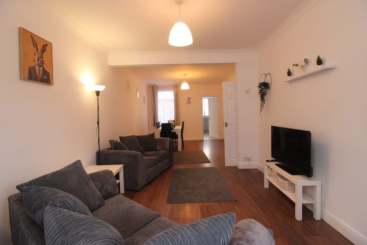 Modern 4 Bed House Parking, Wi-fi, Transport Links - Dartford