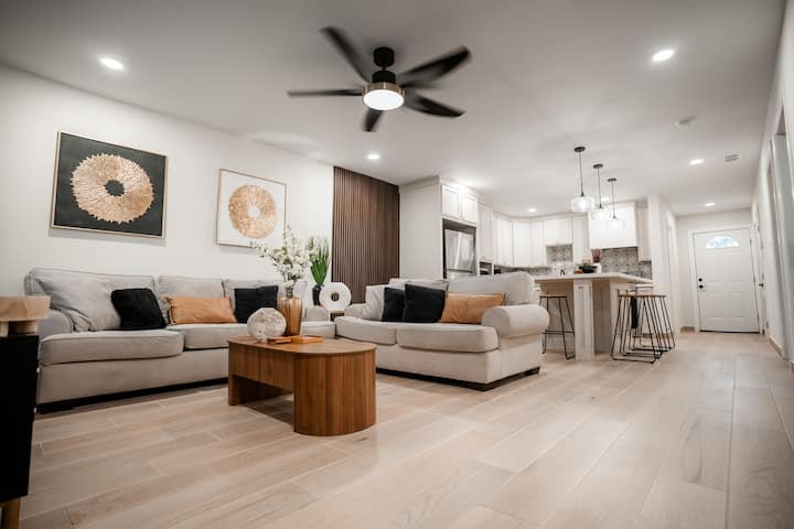 Modern 4br Retreat-near Mcallen Convention Center - McAllen, TX