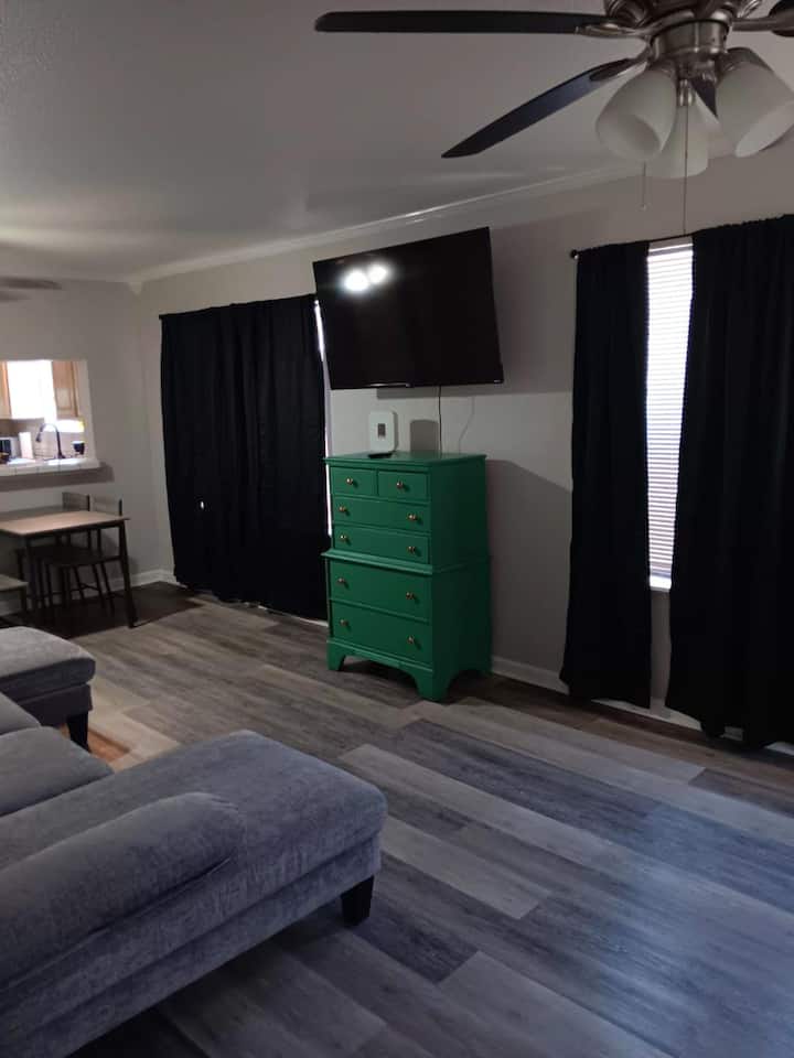 Westside Cozy Comfortable 2 Bedroom Sleeps 5-6 - Corpus Christi, TX